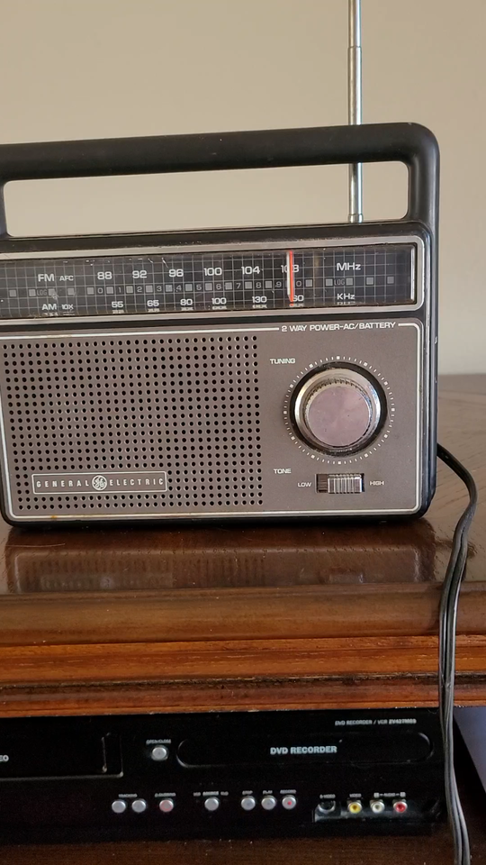 General Electric AM FM Portable Radio Model 7-2826A 1980's prop vintage ...