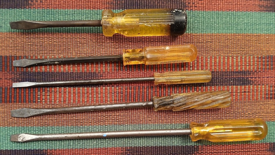 Vintage Unbranded Yellow Flat / Slotted Head Screwdrivers, Magnetic ...