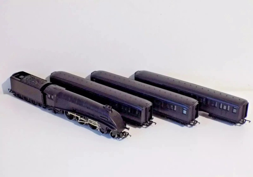 Hornby OO Gauge A4 Mallard 4-6-2 Wartime Black Style, 2 Coaches & 1 ...