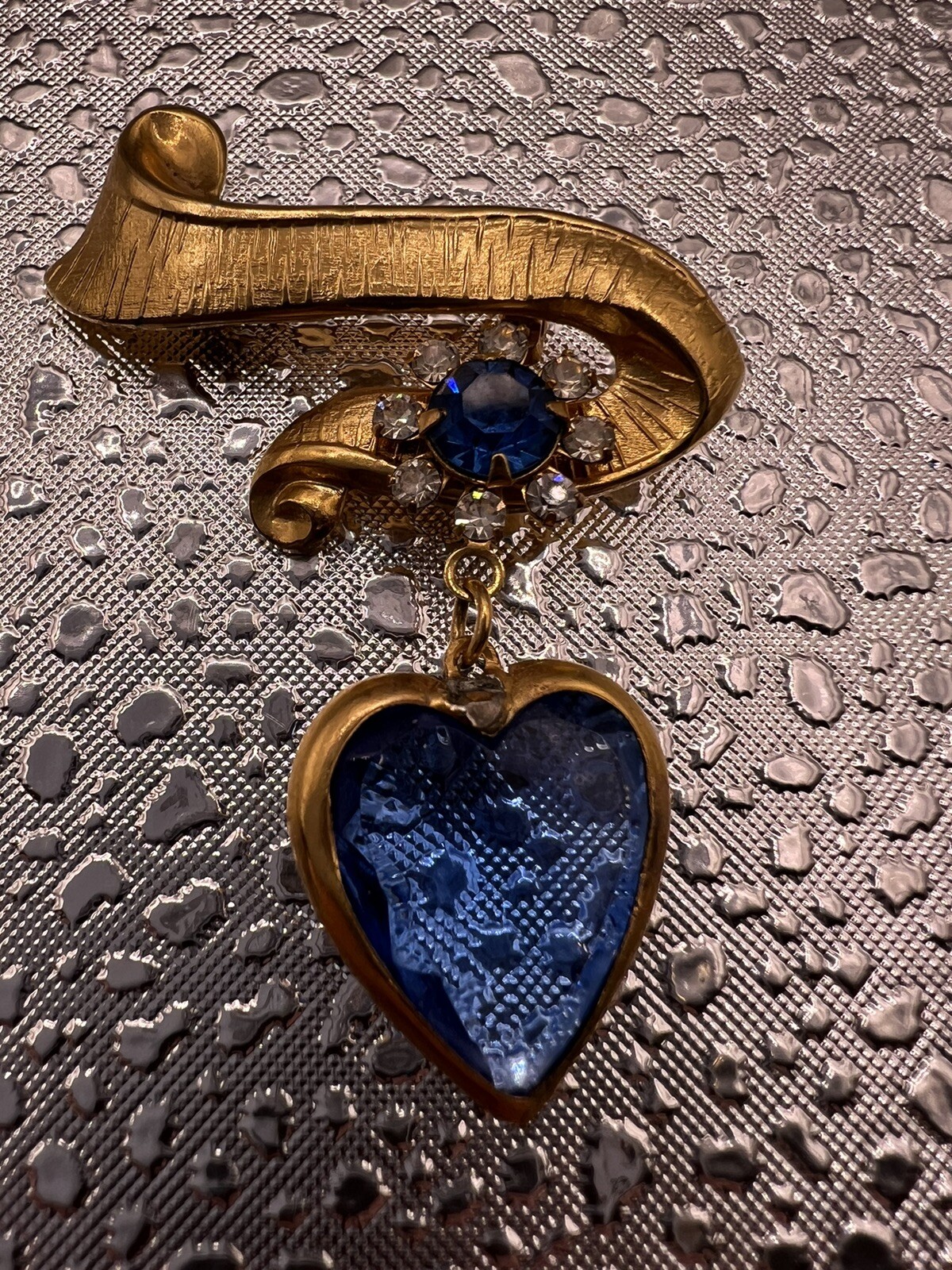 Vintage Costume Jewelry Brooch Pin Gold Tone Ribbon S… Gem