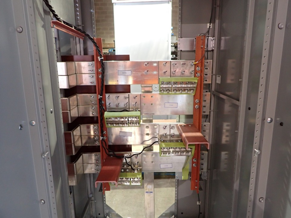 NEW Eaton 3000 Amp Main LUG OUTDOOR 3R Switchgear 480v 2 Section P1517 ...