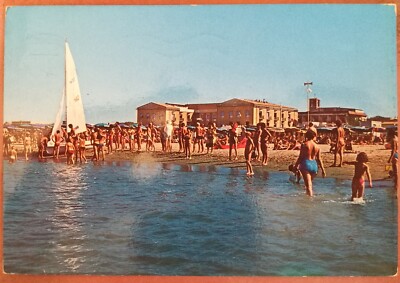 MARINA DI GROSSETO - PANORAMA 1980 SPIAGGIA ANIMATA BARCA A VELA | eBay