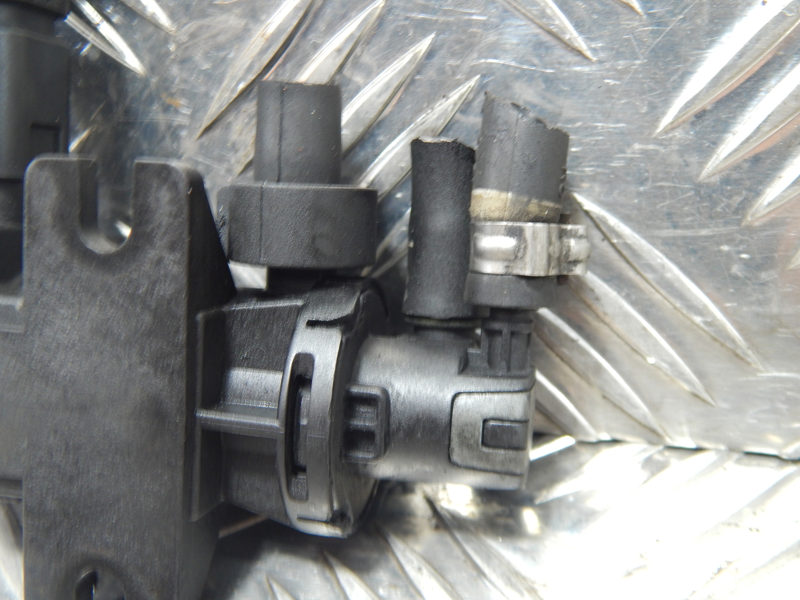 CITROEN Ds3 2011 Mk1 1.6 HDi Vacuum Solenoid Valve With Pipes ...