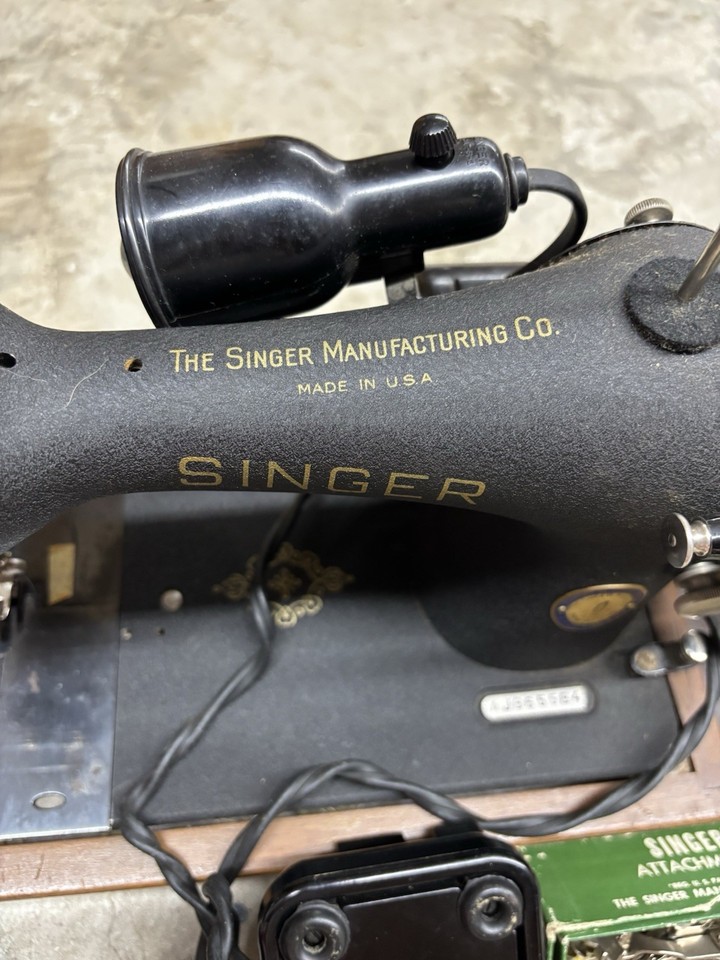 Singer Model 128 Black Sewing Machine Godzilla Wrinkle Bent Wood Case ...