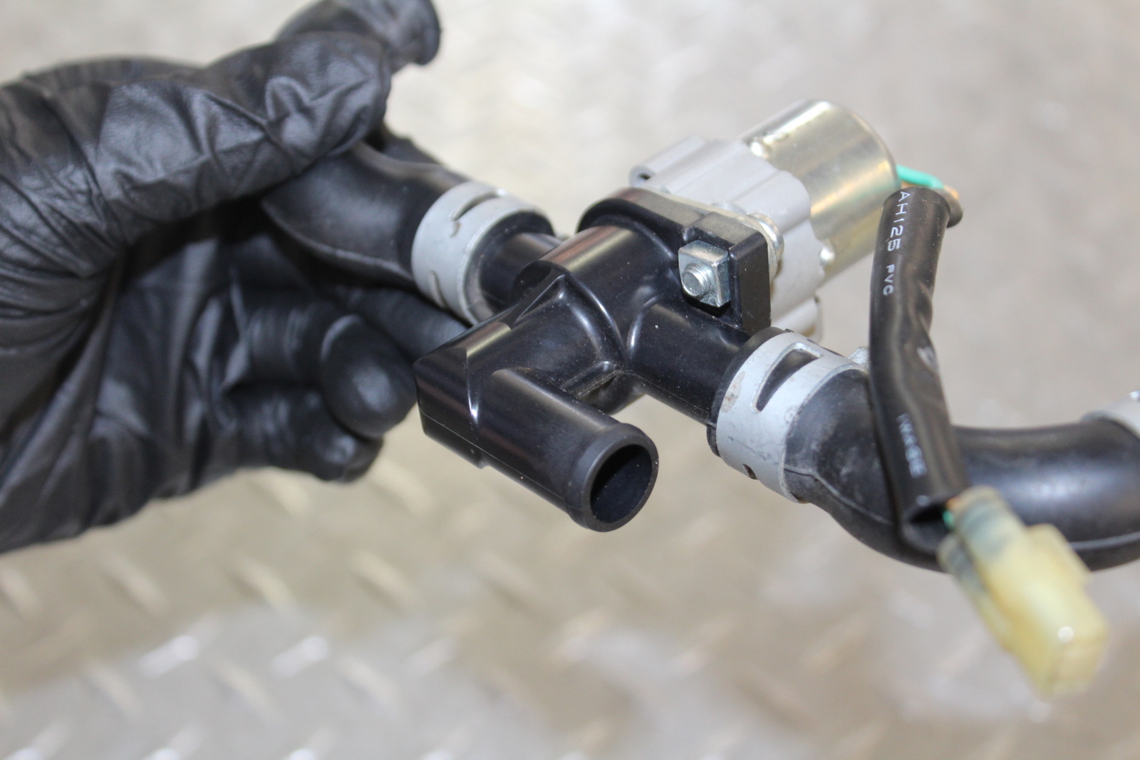 2009 YAMAHA YZF R1 AIR VALVE SOLENOID TOP ENGINE SWITCH SENSOR 2D1 ...