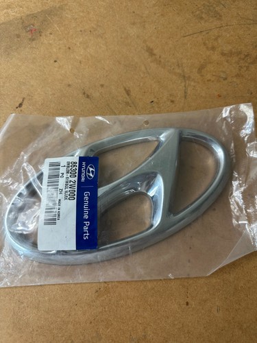 NEW 13-16 HYUNDAI SANTA FE SPORT FRONT GRILLE EMBLEM OEM 86300 2W000 ...