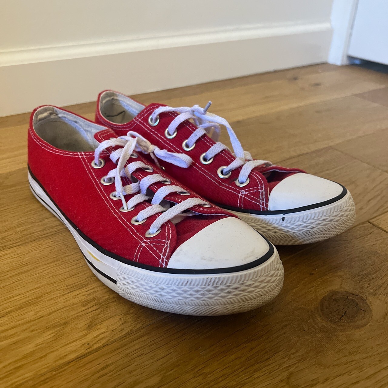Red Converse Chuck Taylor low top sneakers Size 7.5 M - Gem