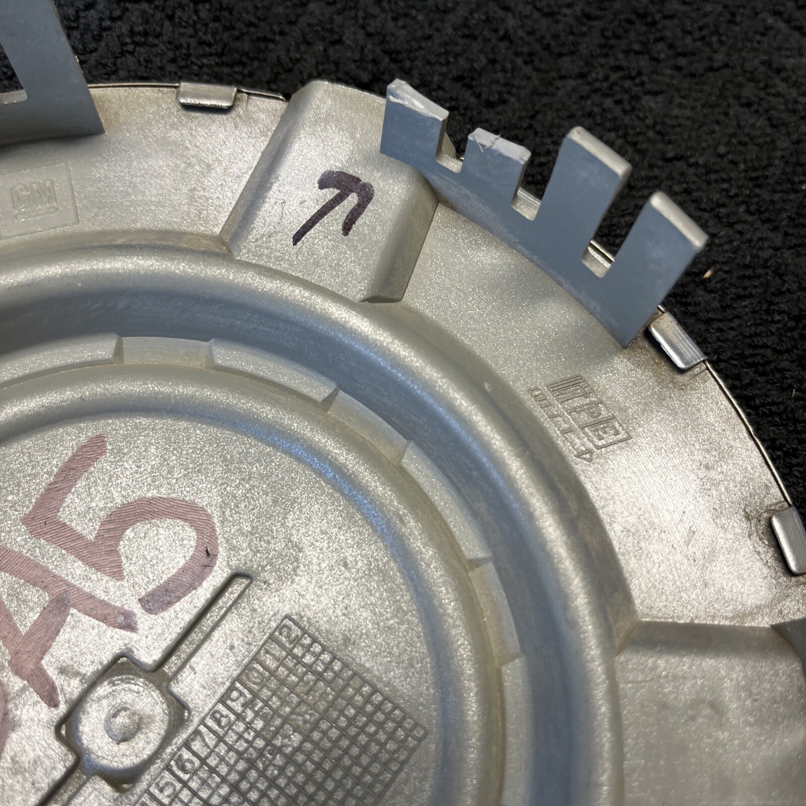 BROKEN Chevy Silverado Tahoe 9596343 OEM Center Wheel Lug Hub Cap Rim ...