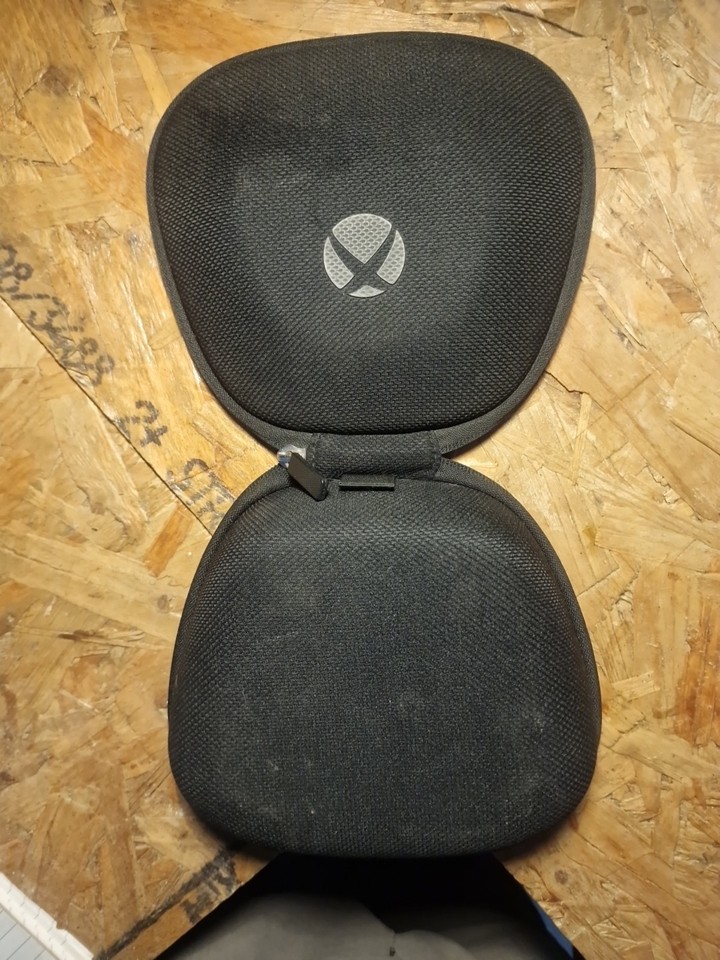 Official Portable Xbox Controller Case with Extra Accessories - Black ...