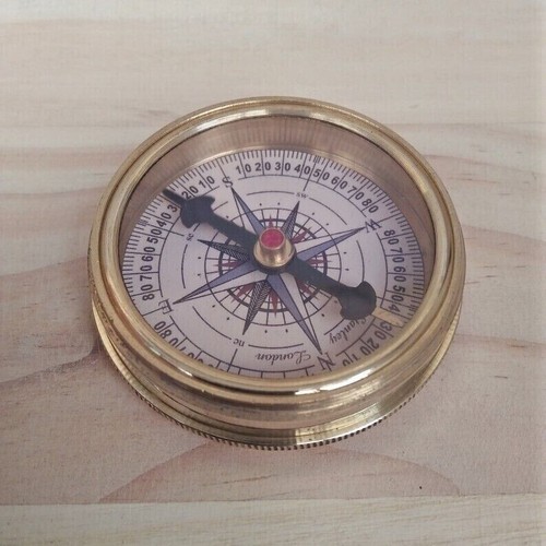 Bussola Go Confidently in ottone incisa con bussole direzionali della ...