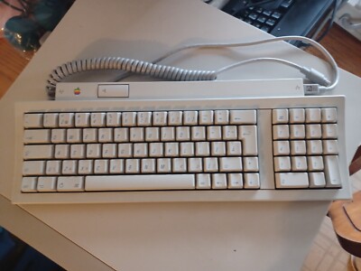 RARE Canadian French Vintage APPLE MacIntosh keyboard with cable MO487 ...