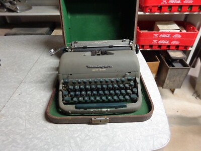 VINTAGE 50'S REMINGTON QUIET-RITER MIRACLE TAB GREY PORT. MAN ...