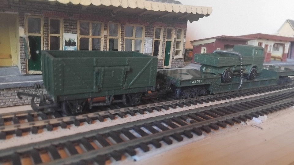 OO gauge Tri-ang WD Well wagon with Lorry Load + Drop Side Mineral ...