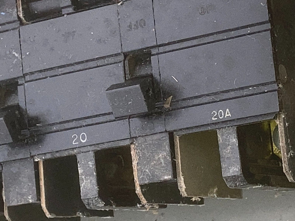 11 XO BREAKERS SQUARE D PANEL BUS COVER INSIDE PANEL REPAIR PARTS 220 ...