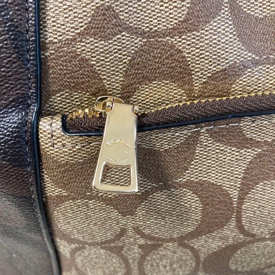 Borsa a tracolla Coach Casey 2 vie in pelle marrone con logo PVC nuova ...