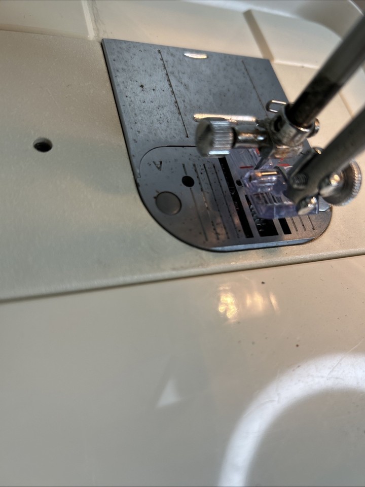 Singer Merritt 4530 Sewing Machine Portable 20 lbs Good Cond. | eBay