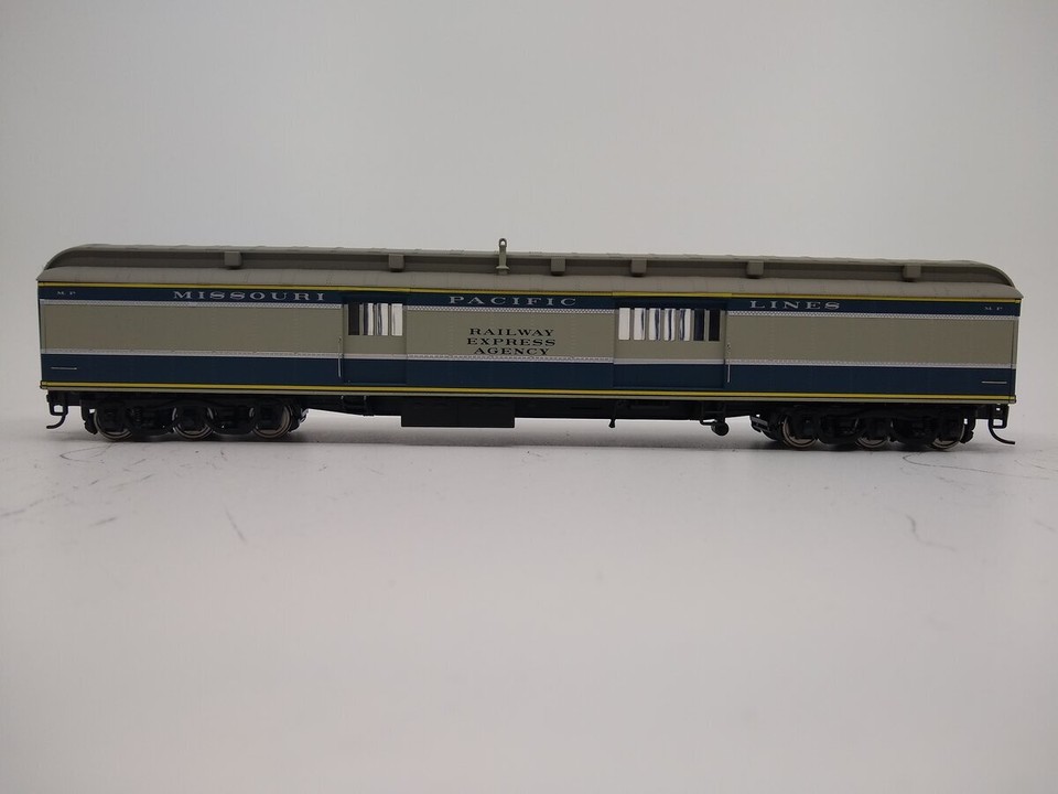Walthers 932-10514 HO Scale ACF 70' HWT Baggage Car Missouri Pacific ...