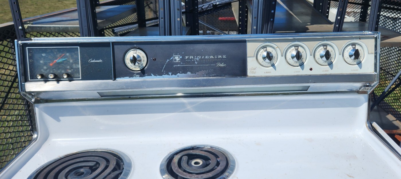 Vintage 1965 Frigidaire Delux 40" Kitchen Stove Oven Appliance Movie ...