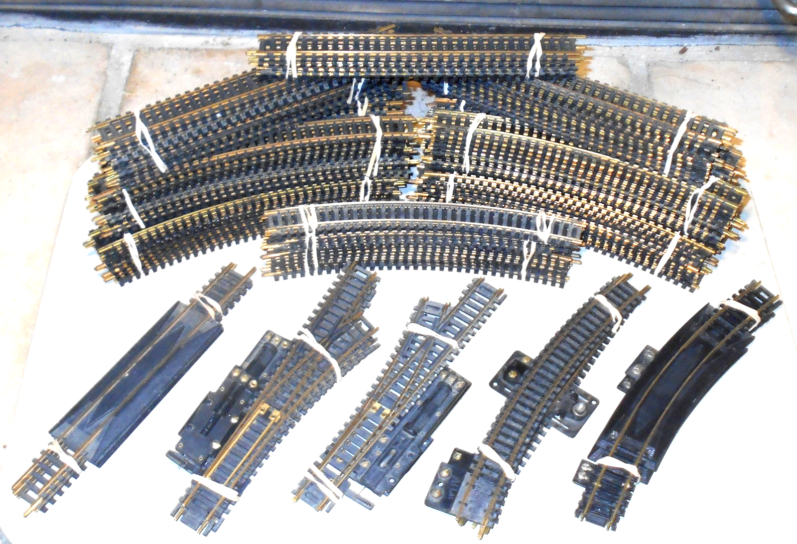 LARGE LOT OF ATLAS HO SCALE TRACK -- 133 SECTIONS - CURVES, STRAIGHTS ...