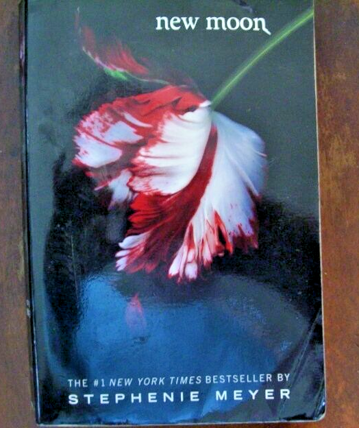 NEW MOON BY STEPHENIE MEYER BOOK 2 OF THE TWILIGHT SAGA FREE SHIPPING ...