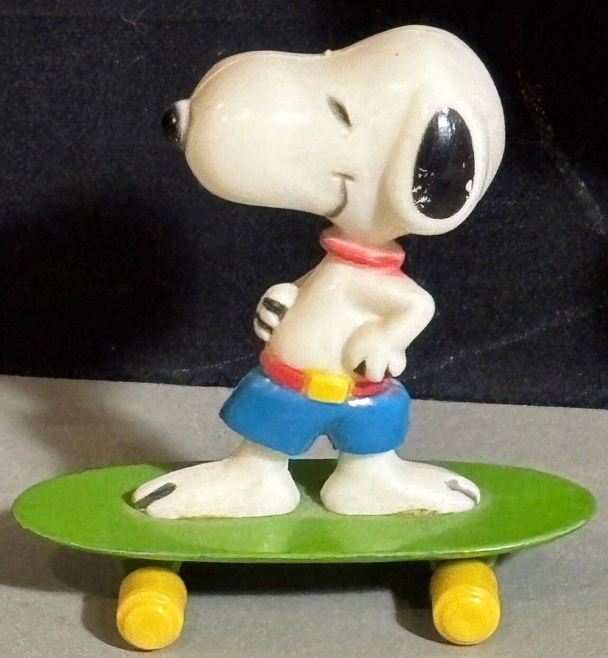 12 Vintage Peanuts Snoopy Collectibes Memorabilia Earring Holder Toys ...