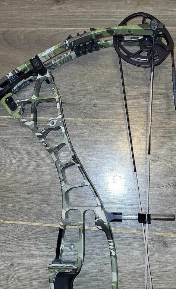 NEW HOYT ECLIPSE BOW right hand 26"-28" 50-60lbs | eBay