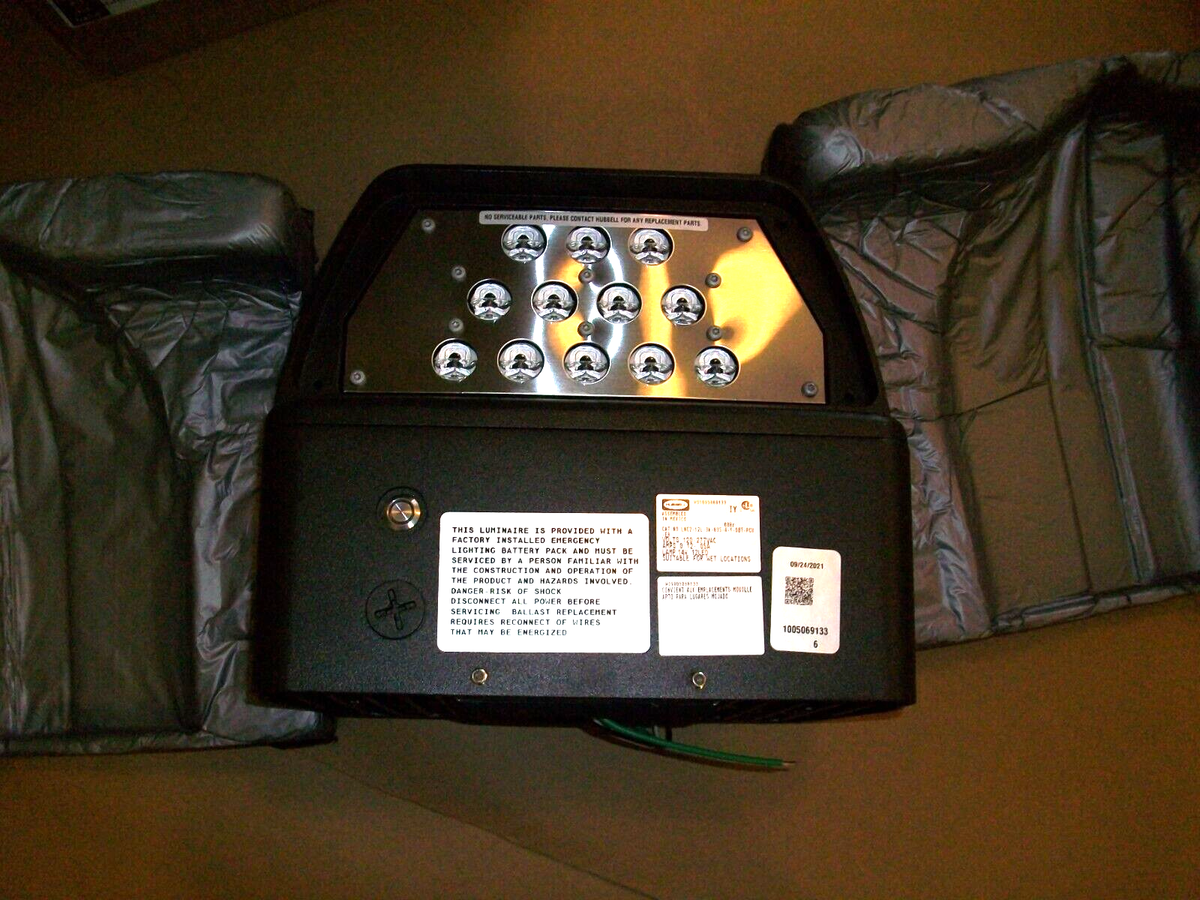 Hubbell Lighting Led Outdoor Trapezoid LED Wallpack | Emergency