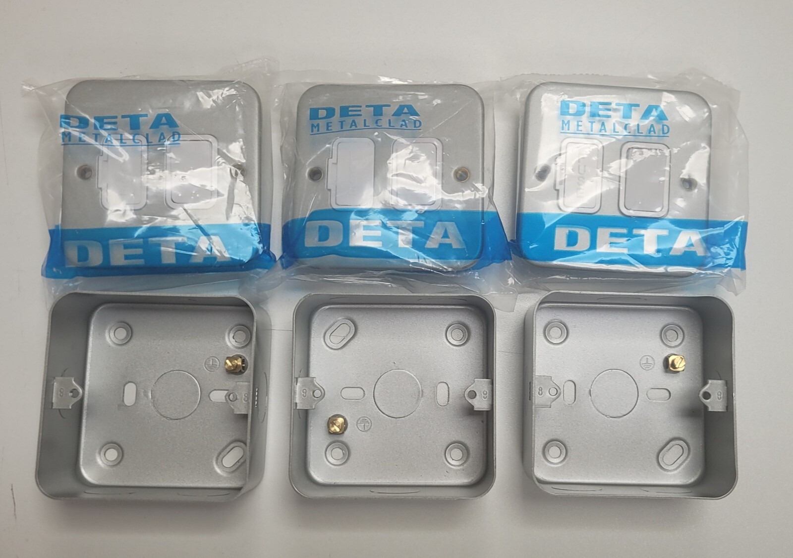 DETA Single Gang Galvanised Back Box with Switched Outlet Electrical ...