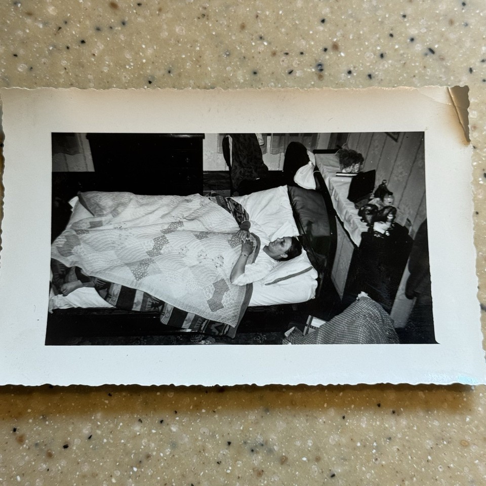 Photo Antique Post Mortem Death Bed Woman Laying Dead Appalachian Home Quilts | eBay