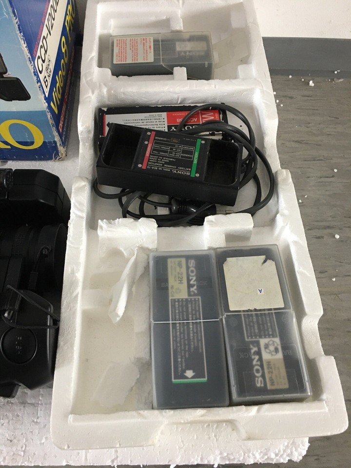 SONY CCD-V200E MEGA PAKET 2x Video8 Professional Kamera + OVP, BDA ...