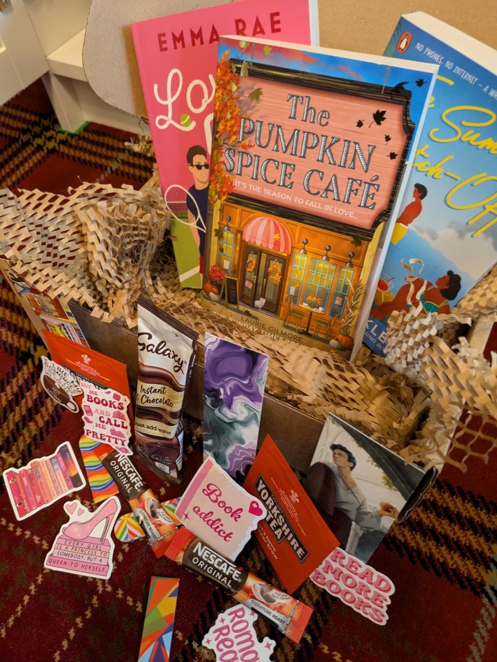 Surprise Book Bundle Box 📚 Paperbacks And Goodies 🎁 IDEAL FOR GIFTS ...