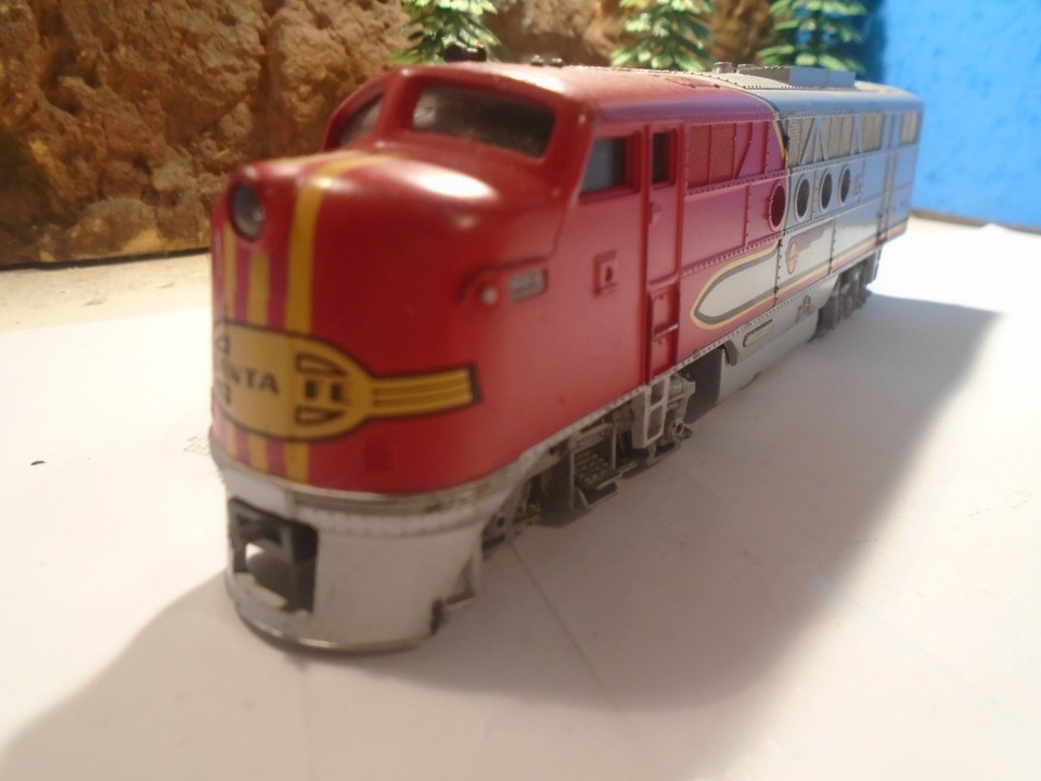 BACHMANN HO ,SANTA FE EMD DIESEL LOCOMOTIVE, MOTOR RUNS, NEEDS WORK 5 ...
