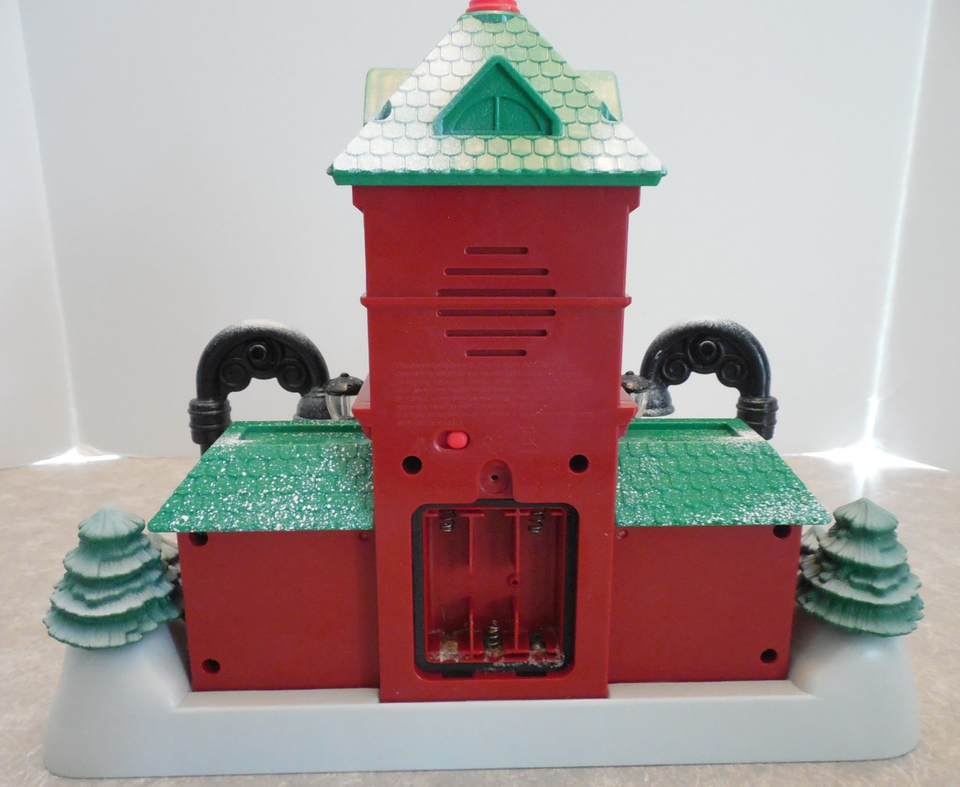 GEOTRAX CHRISTMAS IN TOYTOWN 2010 RC TRAIN SET - PLEASE SEE CONDITION ...