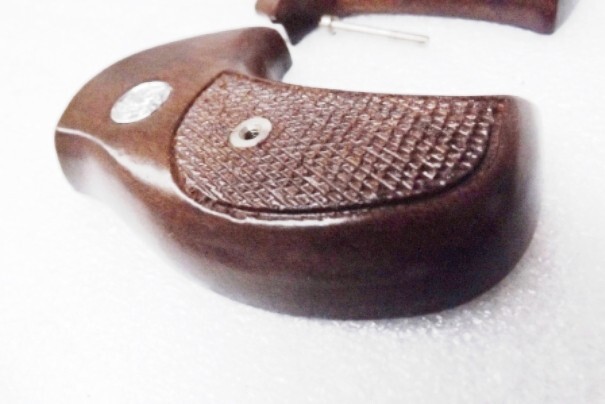 Sile Walnut Combat Grips for Taurus 85 94 605 941 Revolvers Banana Buy ...