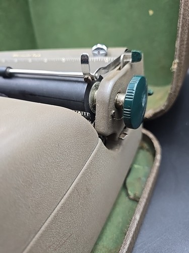 Remington Rand Quiet-Riter Miracle Tab Vintage Typewriter w/ Case (Read ...