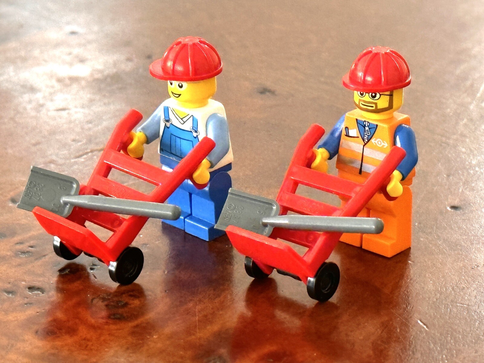 1 LEGO Minifig Minifigure Tradesman Construction worker Gardener ...