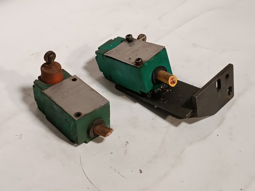 Lot of 2 Allen-Bradley 802M limit switches, one with mounting bracket ...