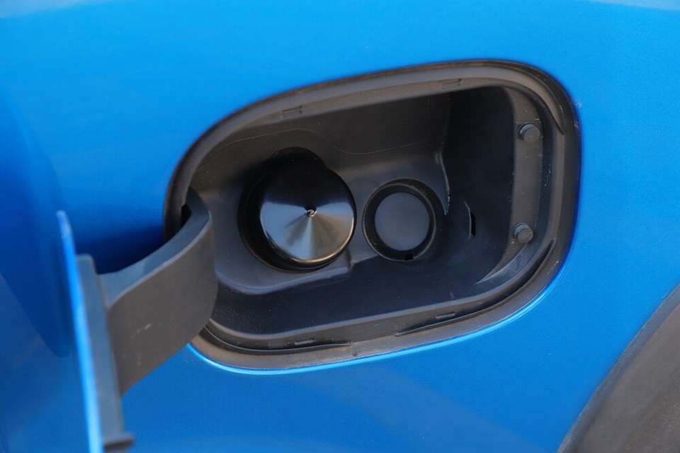 Capless Fuel Filler Cover Gas Cap Dust Cover For 17-24 CHEVY Silverado ...