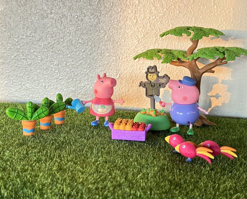 Open-box GC Watering Granny Pig & Shovel Grandpa Pig & Pink Bird In The ...