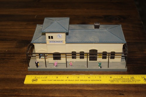 HO Pola Train Station Model Completed for Dioramas Railroads Projects ...