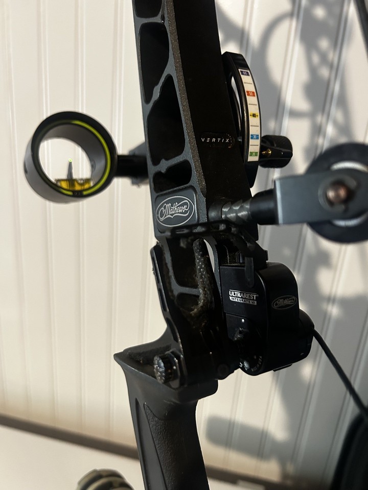 Mathews Vertix RH 60# 29in engage limb legs QAD rest Mathews quiver HHA ...