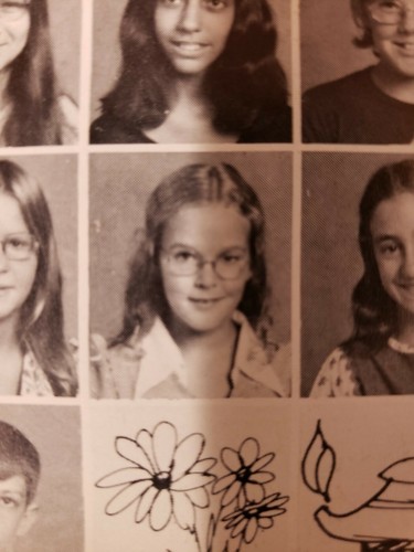 1975 Collinsville (Illinois) North Jr. High Year Book with Singer Lynda ...