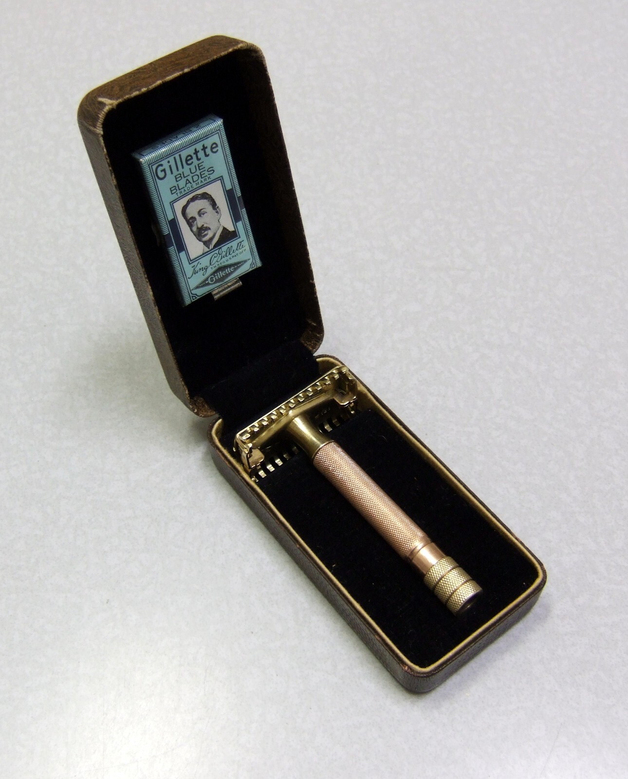 1937-39 GILLETTE SHERATON TTO SAFETY RAZOR SET IN CASE - La Paz County ...