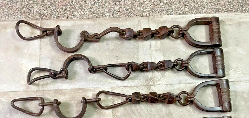 OLD VINTAGE HAND FORGED SHACKLES HORSE LEG IRON CHAIN ANIMALS SHACKLES ...