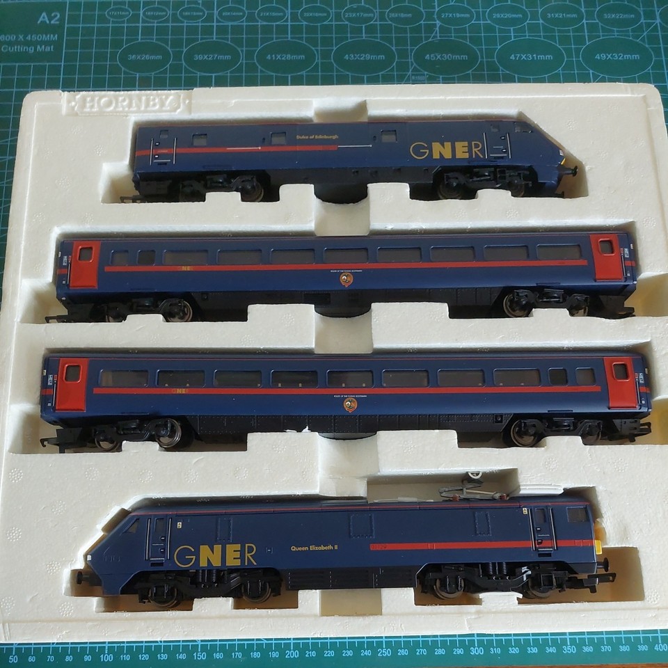 Hornby R2427 G.N.E.R. 225 "Queen Elizabeth" Mallard Train Pack | eBay UK