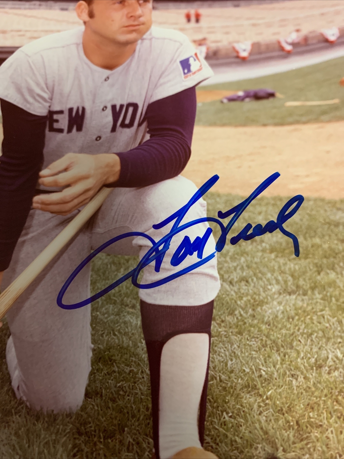 TOM TRESH AUTOGRAPH Signed 8 x 10 PHOTOGRAPH NEW YORK YANKEES KNEELING ...