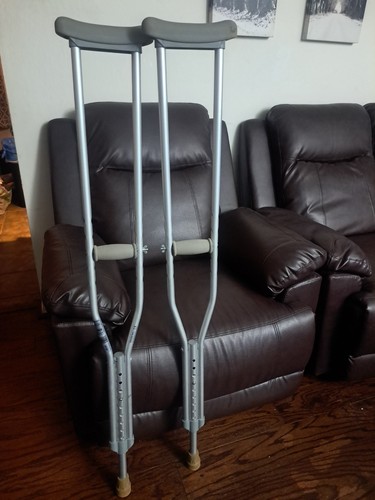 Drive Medical HX5 9JP 2 PCS Medical Crutches, Gray, Ave Adult, 5'2 To 5 ...