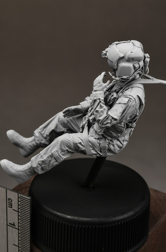 1/35 AH-64 Apache pilots Duo R34-35 by R2 Miniatures | eBay