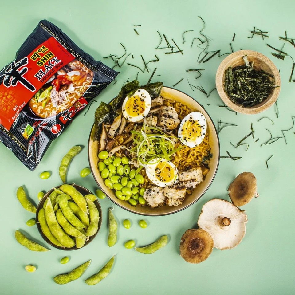 Nongshim Shin Black Spicy Beef & Bone Broth Premium Ramen Noodle Soup ...