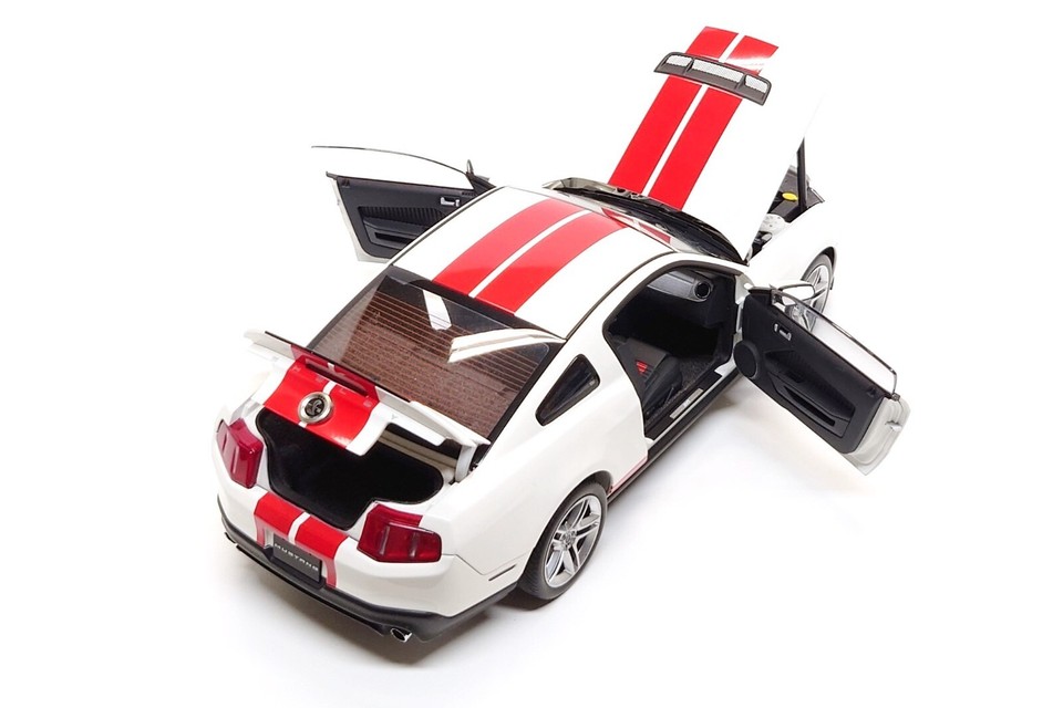 AUTOart 1:18 Ford Mustang Shelby GT500 in Performance White/Red Stripes ...